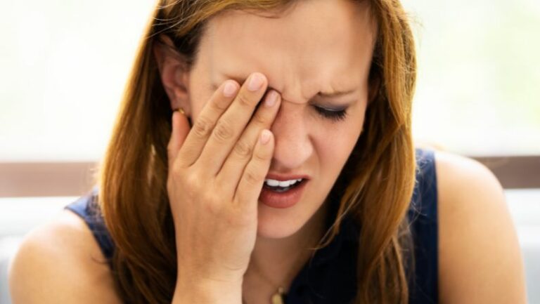 What To Do With Sunburned Eyes, Symptoms & Prevention Tips