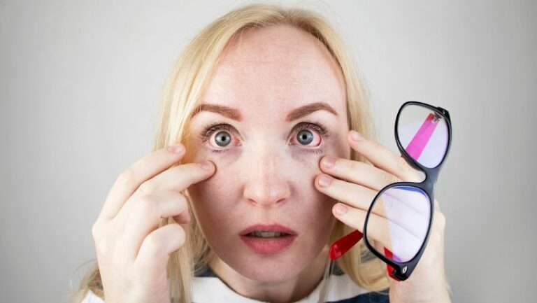 What To Do With Sunburned Eyes, Symptoms & Prevention Tips